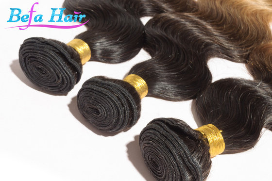 Ein schwarzes Ombre-Haar-Erweiterungs-Verwicklungs-SpenderMenschenhaar
