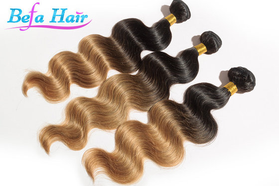 Ein schwarzes Ombre-Haar-Erweiterungs-Verwicklungs-SpenderMenschenhaar