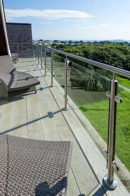Stainless steel post laminated glass railing/ glass balustrade design for balcony use