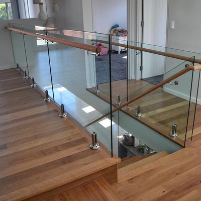 Stainless steel spigot clear glass railing with wooden top handrail design
