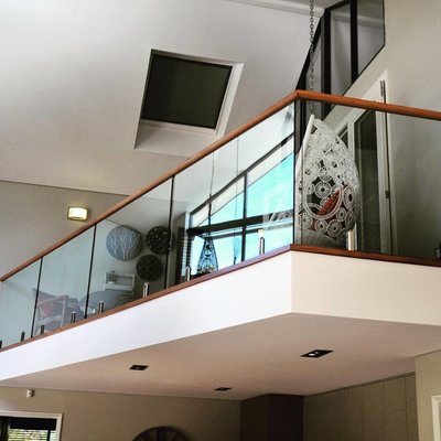 Stainless steel spigot clear glass railing with wooden top handrail design