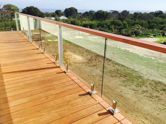 Stainless steel spigot clear glass railing with wooden top handrail design