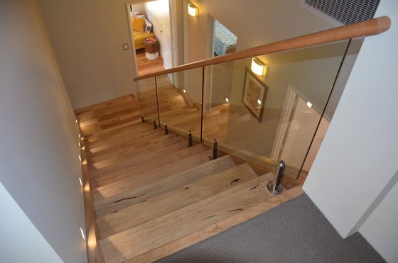 Stainless steel spigot clear glass railing with wooden top handrail design