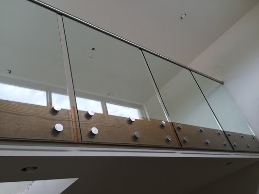 Side mount stainless steel standoff tempered glass railing free design