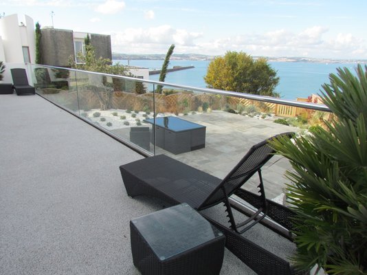Exterior aluminum u base channel glass railing for balcony use