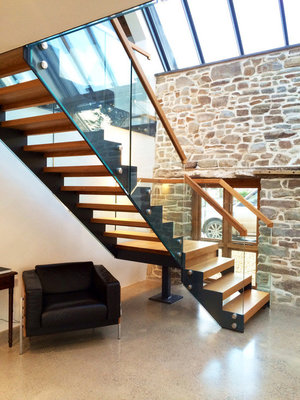 Interior wooden straight staircase with carbon steel stringer