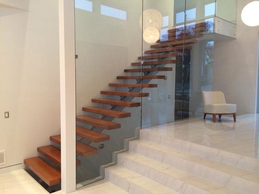 Stainless steel center stringer straight solid wood staircase with glass balustrade