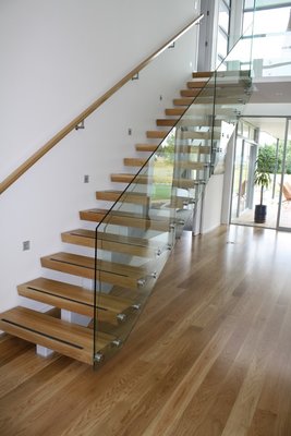 Stainless steel center stringer straight solid wood staircase with glass balustrade