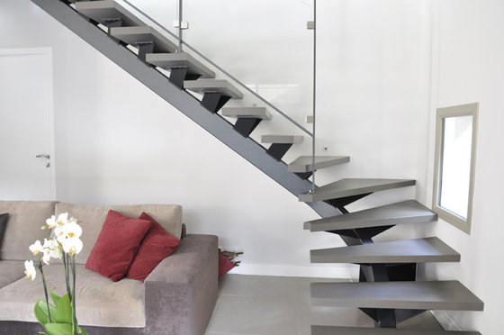 Carbon steel center stringer L-shape solid wood staircase with glass railing