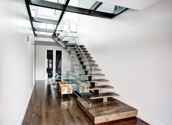 Carbon steel center stringer L-shape solid wood staircase with glass railing