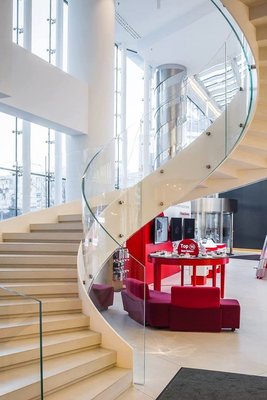 Modern Style Solid Wood Tread Curved Stair with Frameless Glass Railing
