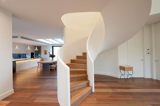 Modern Style Solid Wood Tread Curved Stair with Frameless Glass Railing