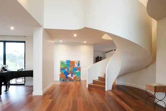 Modern Style Solid Wood Tread Curved Stair with Frameless Glass Railing