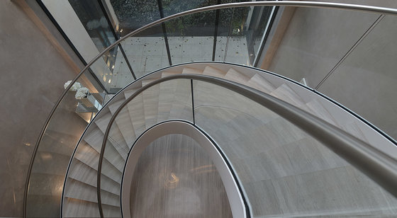 Modern Style Solid Wood Tread Curved Stair with Frameless Glass Railing