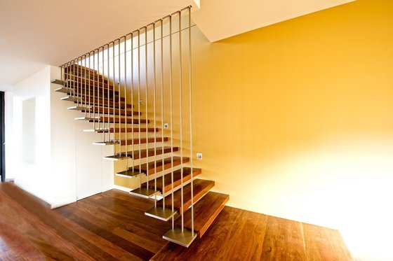 luxury house design wooden floating staircase with glass railing
