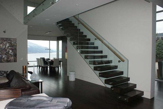 Anti-Slip Solid Wood Used Straight Staircase Design with Metal Railing