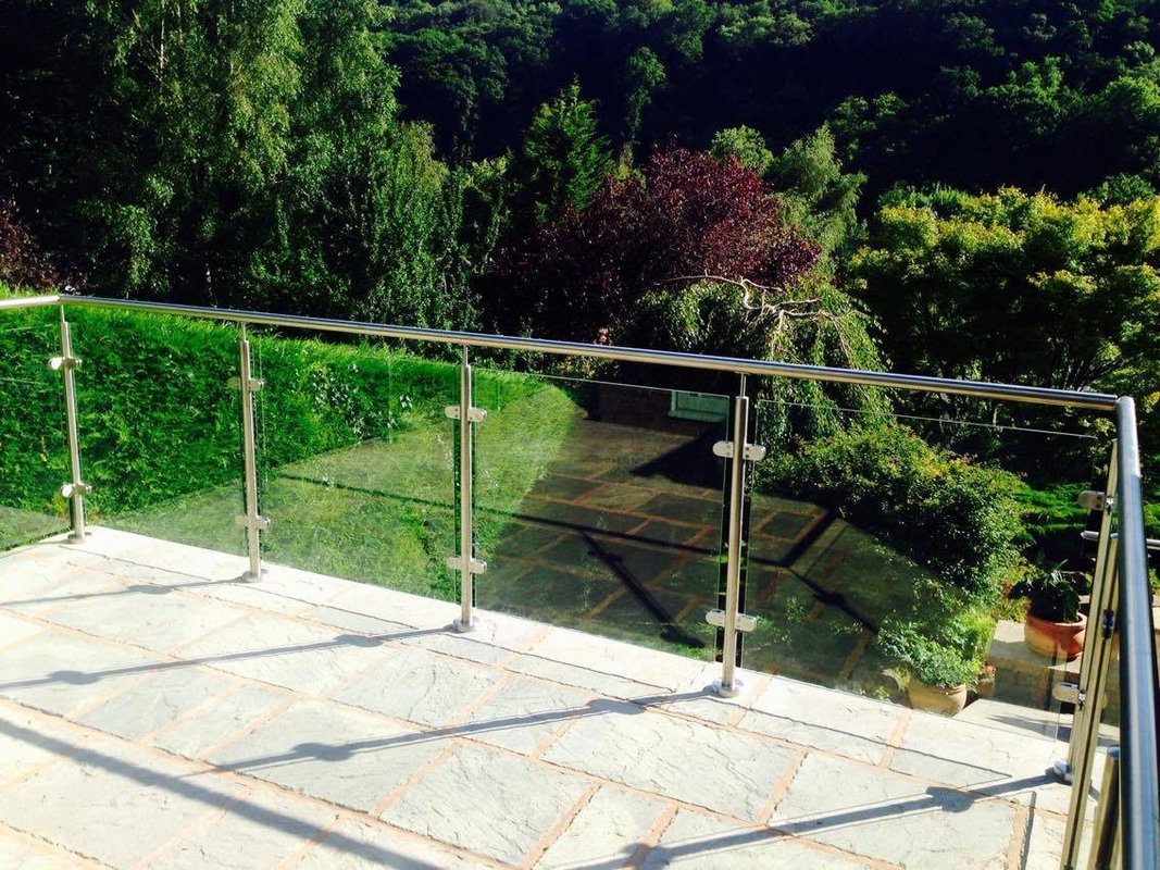 Stainless steel post laminated glass railing/ glass balustrade design for balcony use