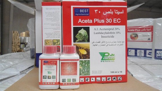 Paquets de pesticide, bouteilles carrées.