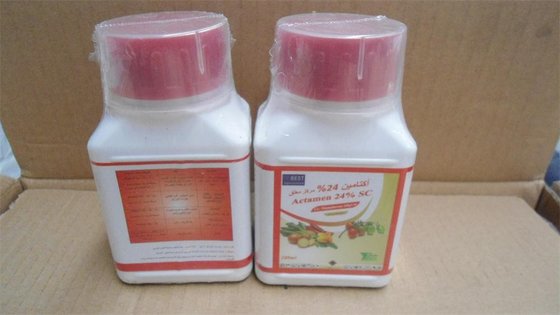 Paquets de pesticide, bouteilles carrées.