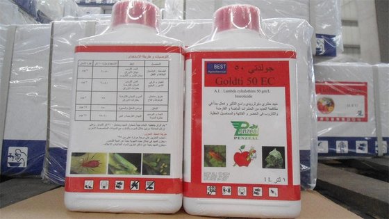 Paquets de pesticide, bouteilles carrées.