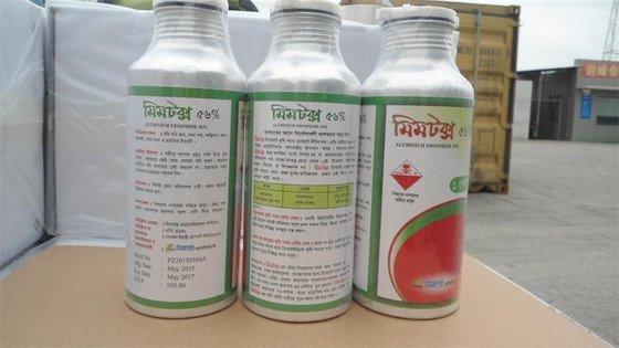 Paquets de pesticide, bouteilles en aluminium