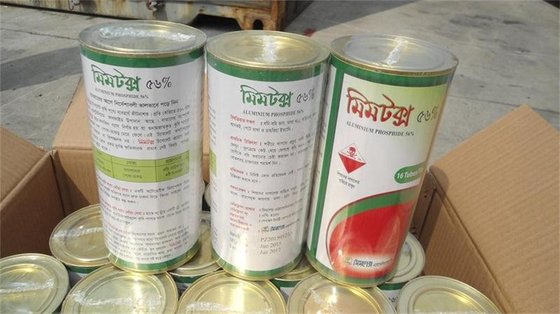 Paquets de pesticide, bouteilles en aluminium