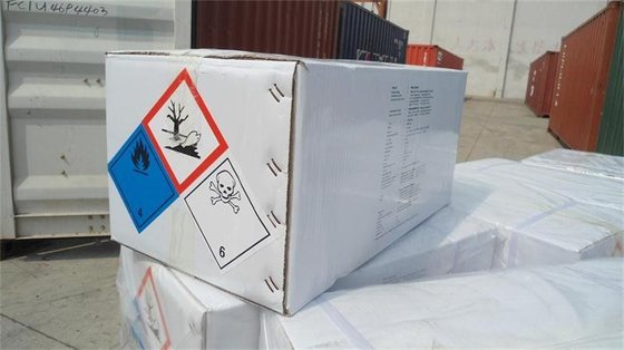 Paquets de pesticide, bouteilles en aluminium