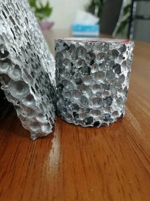 Comportement en aluminium d'écrasement de panneau "sandwich" de mousse en métal d'absorption d'énergie bon