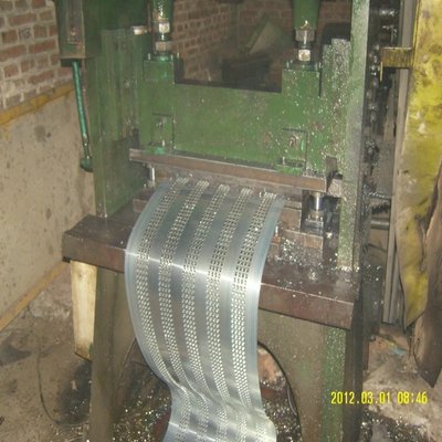 High ribbed metal lath concrete formwork 0.45m width stock mesh