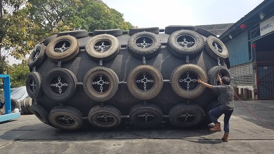 China factory price Floating Pneumatic Rubber Fender with Chain and Tyre Net supplier