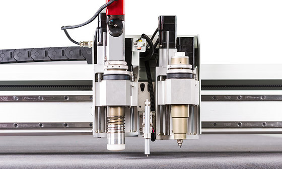 Oscillating knife cutting machine for leather