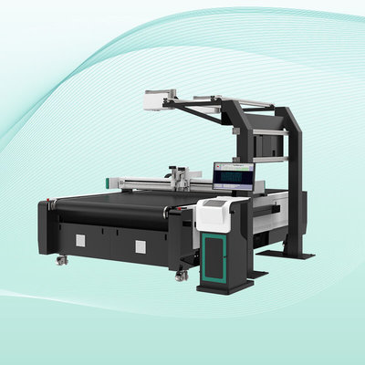 Automatic machine for cutting leather