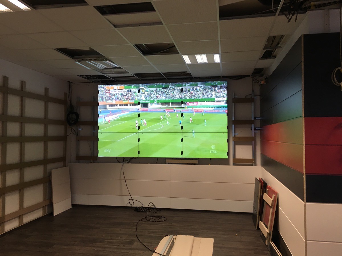 company cases about Indoor Wall Mount 3*3 55inch LCD Video Wall for German