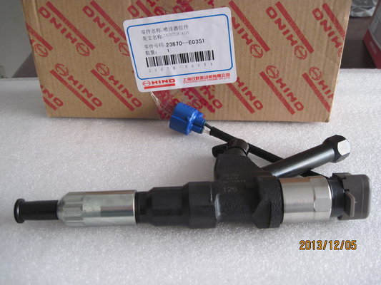 China DENSO Original and new CR Injector 095000-5251 /095000-525# / 095000-5250 /23670-30070 supplier