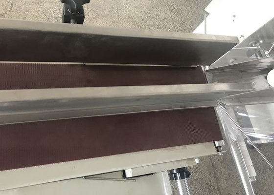 Top Sealing Horizontal Flow Wrap Packing Machine PE Film Belt Feeding