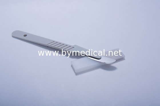 Disposable sterile surgical scalpel with plastic handle supplier