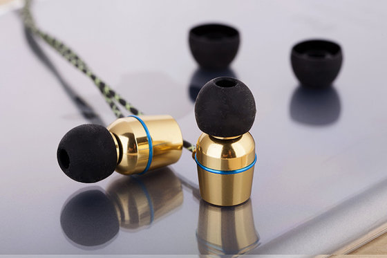 high quality Nice Magnet metal in-ear sport bass with mic for iphone&Android metal earphone with mic