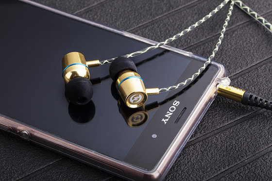 high quality Nice Magnet metal in-ear sport bass with mic for iphone&Android metal earphone with mic