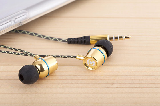 high quality Nice Magnet metal in-ear sport bass with mic for iphone&Android metal earphone with mic