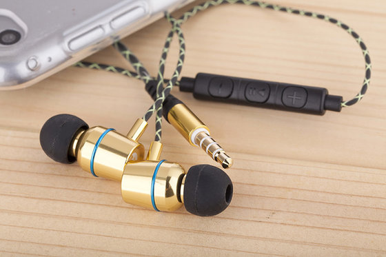 high quality Nice Magnet metal in-ear sport bass with mic for iphone&Android metal earphone with mic