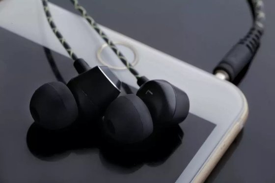 Oem popular earphone with mic round wired selfie earphone for Iphone