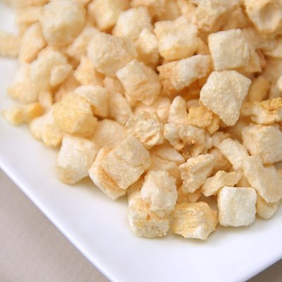 China Wholesale Sugar Free Dried Fruit Sweet Freeze Dried Gold Pear Dices in bulk Natural Food Ingredient