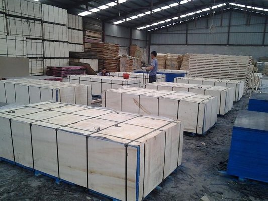 WBP Phenolic film faced shutteringd plywood for concrete wall forms , Wear and weather resistant