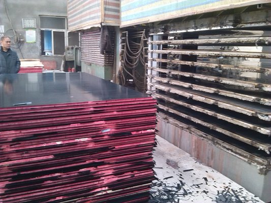 High Hot Pressure Black Film Faced Plywood For Construction 1220x2440 Anti-Skidding Film