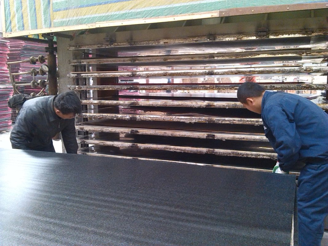 Anti Slip Fireproof black face film plywood for Shuttering , WBP or Melamine Glue