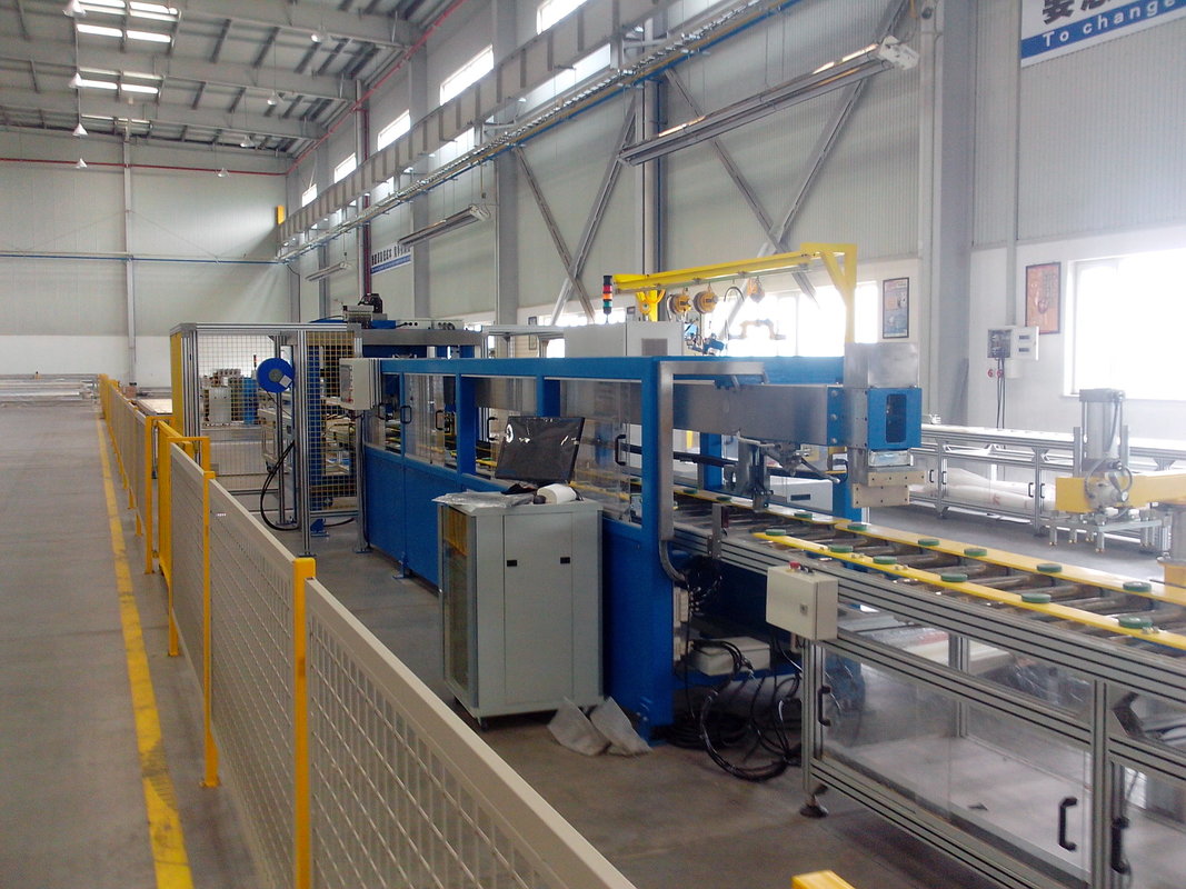 Automatic busbar assembly machine for compact busbar gripping and clinching