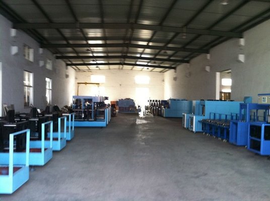 Semi Automatic 2 Cavity Small Plastic Pet Bottle Blow Molding Machine/Water Bottle Blowing Plant supplier