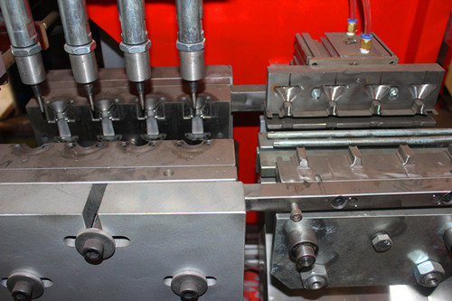High speed automatic PET plastic small bottle making blow moulding machine 4 cavity supplier