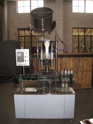 Automatic glass bottle crown caps capping machine / beer bottle cap sealing machine supplier