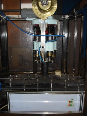 Automatic glass bottle crown caps capping machine / beer bottle cap sealing machine supplier